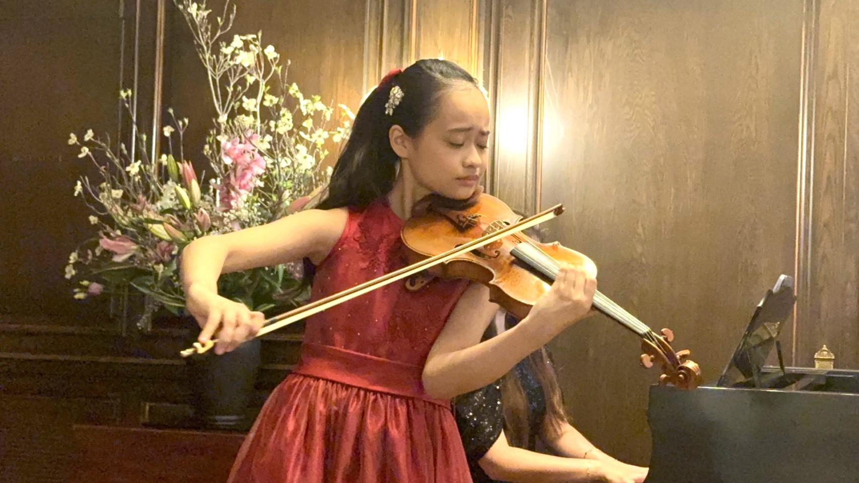 躍進が止まらない13歳の天才ヴァイオリニスト「HIMARI」NYで奇跡の音色を披露、会場はスタンディングオーベーション | DAILYSUN ...